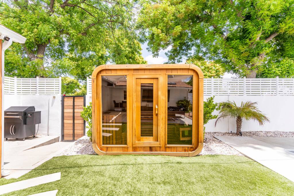 New luxury house. Pool, spa, sauna. EV. Pets - Los Angeles