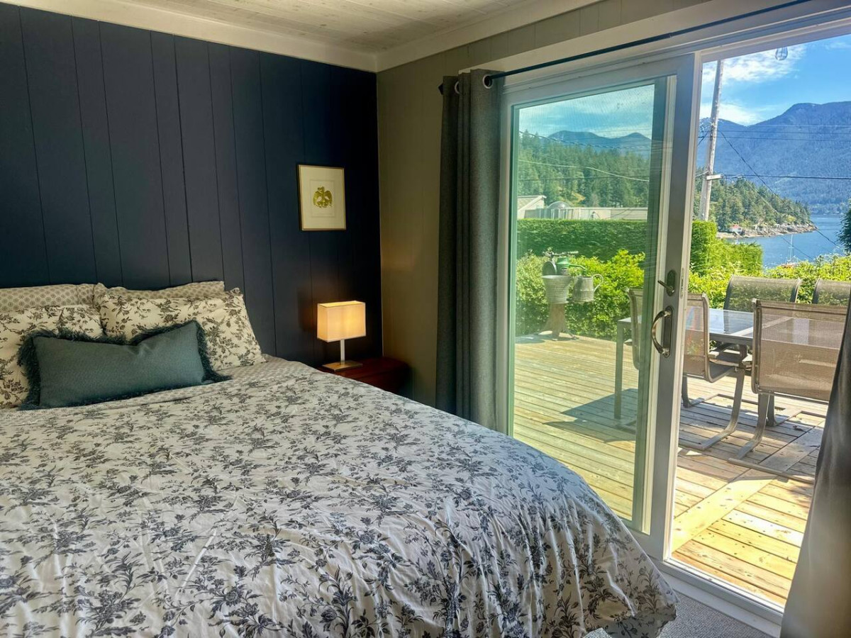 Captain's Cottage - Stunning Ocean & Mountain View Cottage - Bowen Island