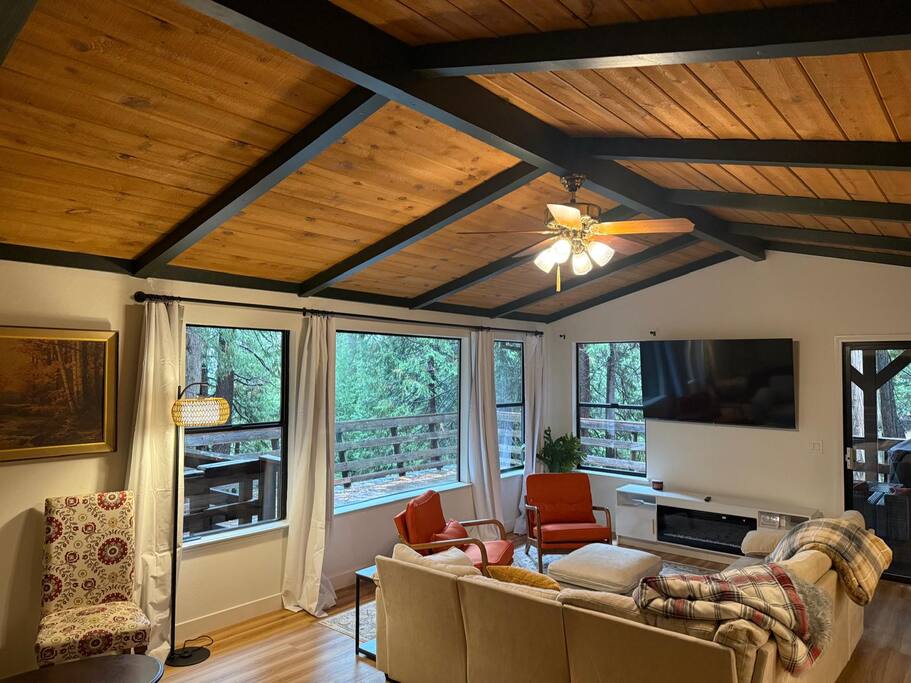 Spacious Cabin w Deck near Sly Park & Apple Hill - Pollock Pines