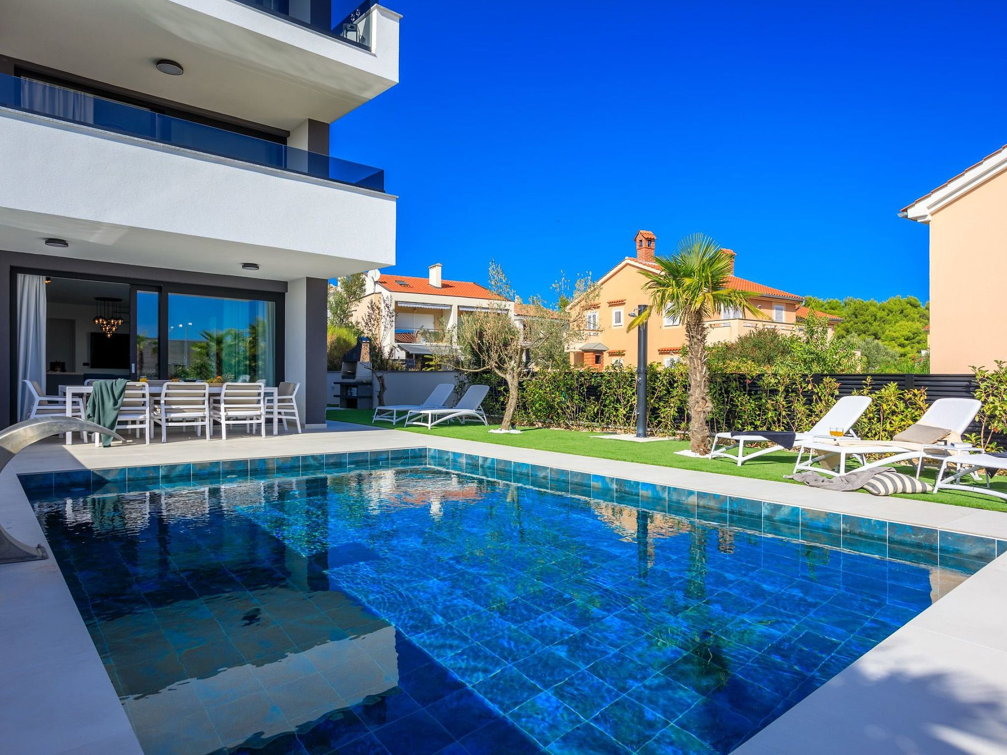 Neue moderne Villa mit Pool in der Nähe von dem Strand und mit ...