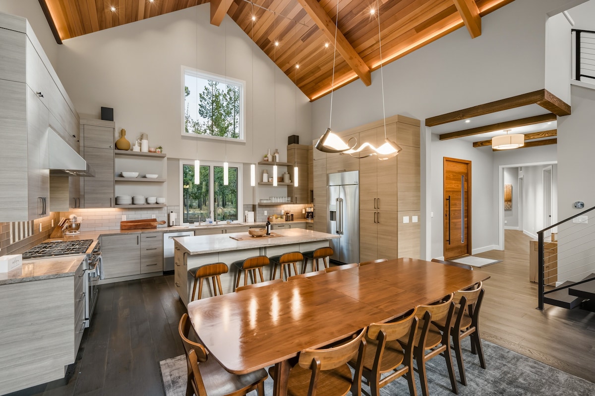 Alpine Lodge Sunriver • 5BR Luxe • Hot Tub + SHARC - Sunriver